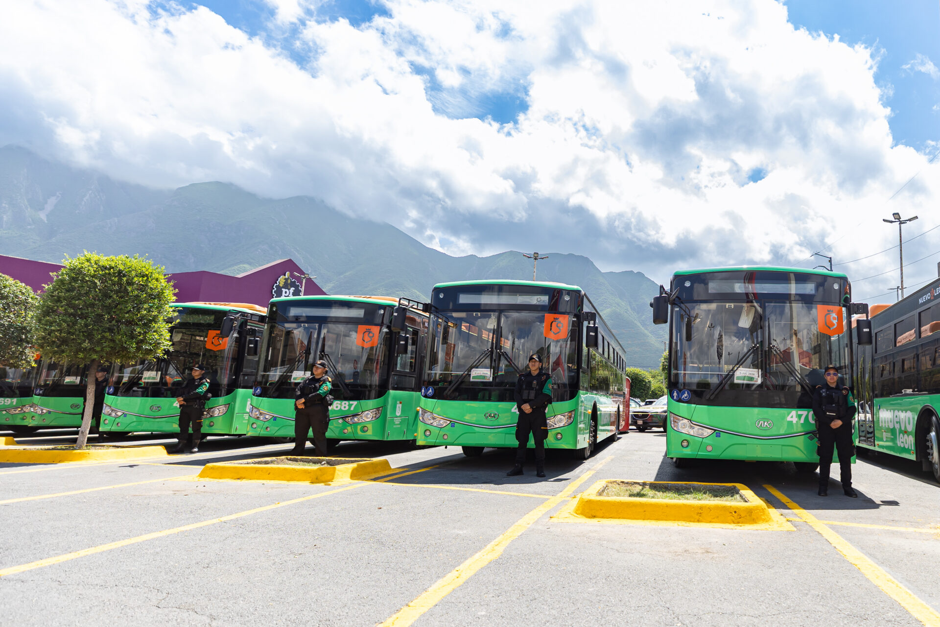 Entrega Samuel García 30 nuevos camiones para las rutas 5 y 405 en ...